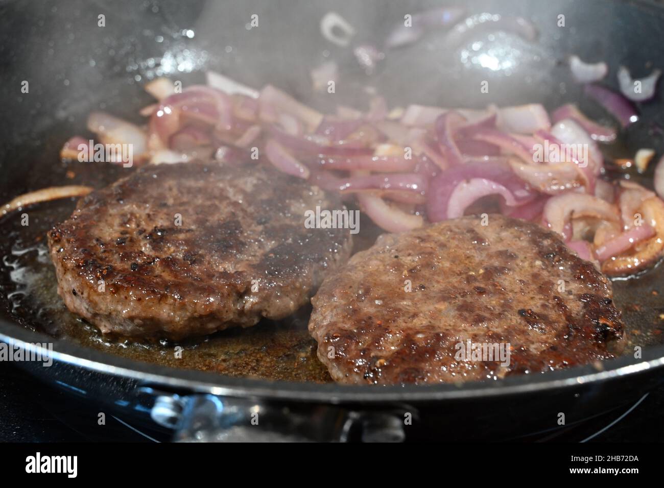 How to cook a beef burgers hi-res stock photography and images - Alamy