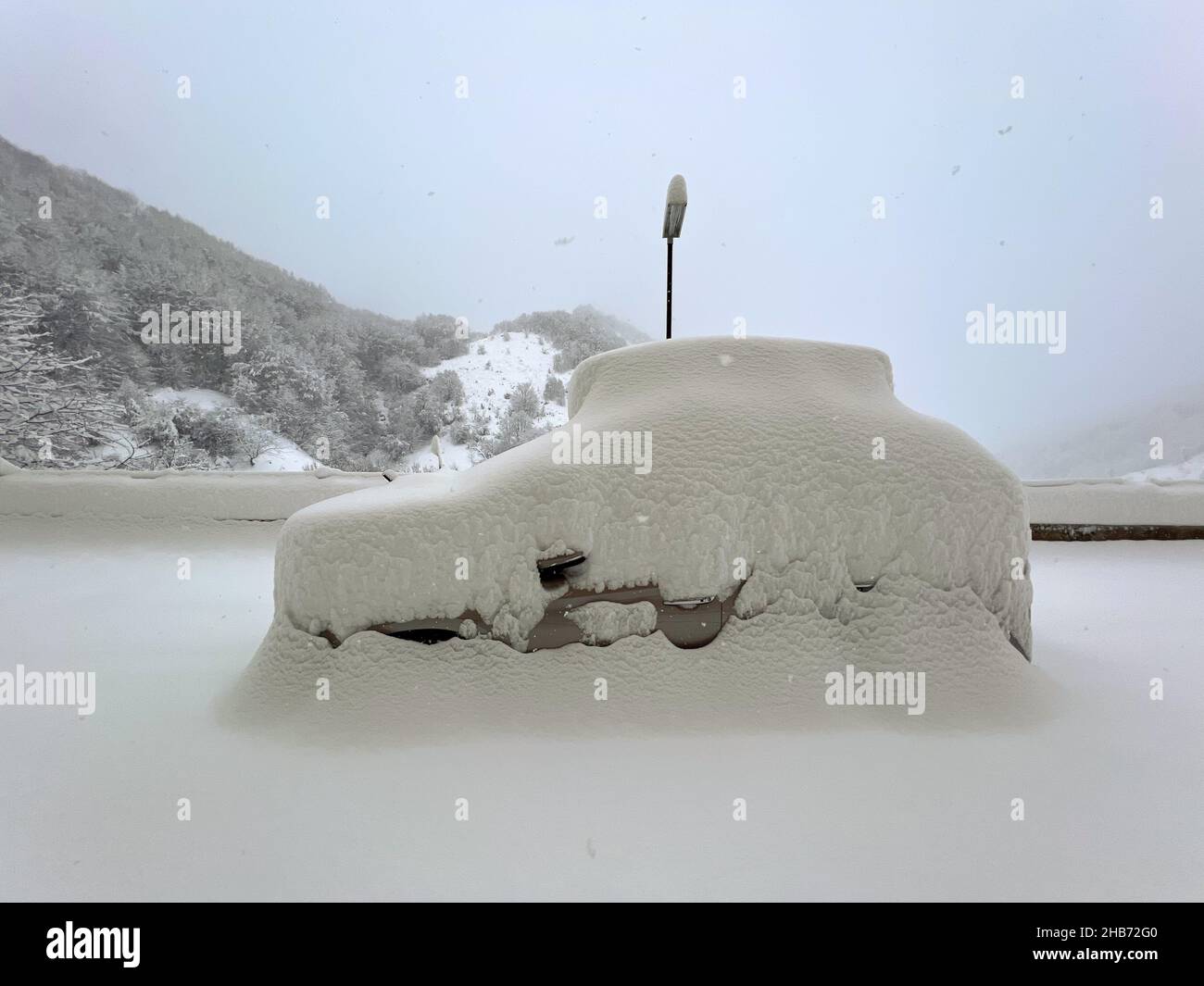 Suv covered in deep snow on a parking lot Stock Photo - Alamy
