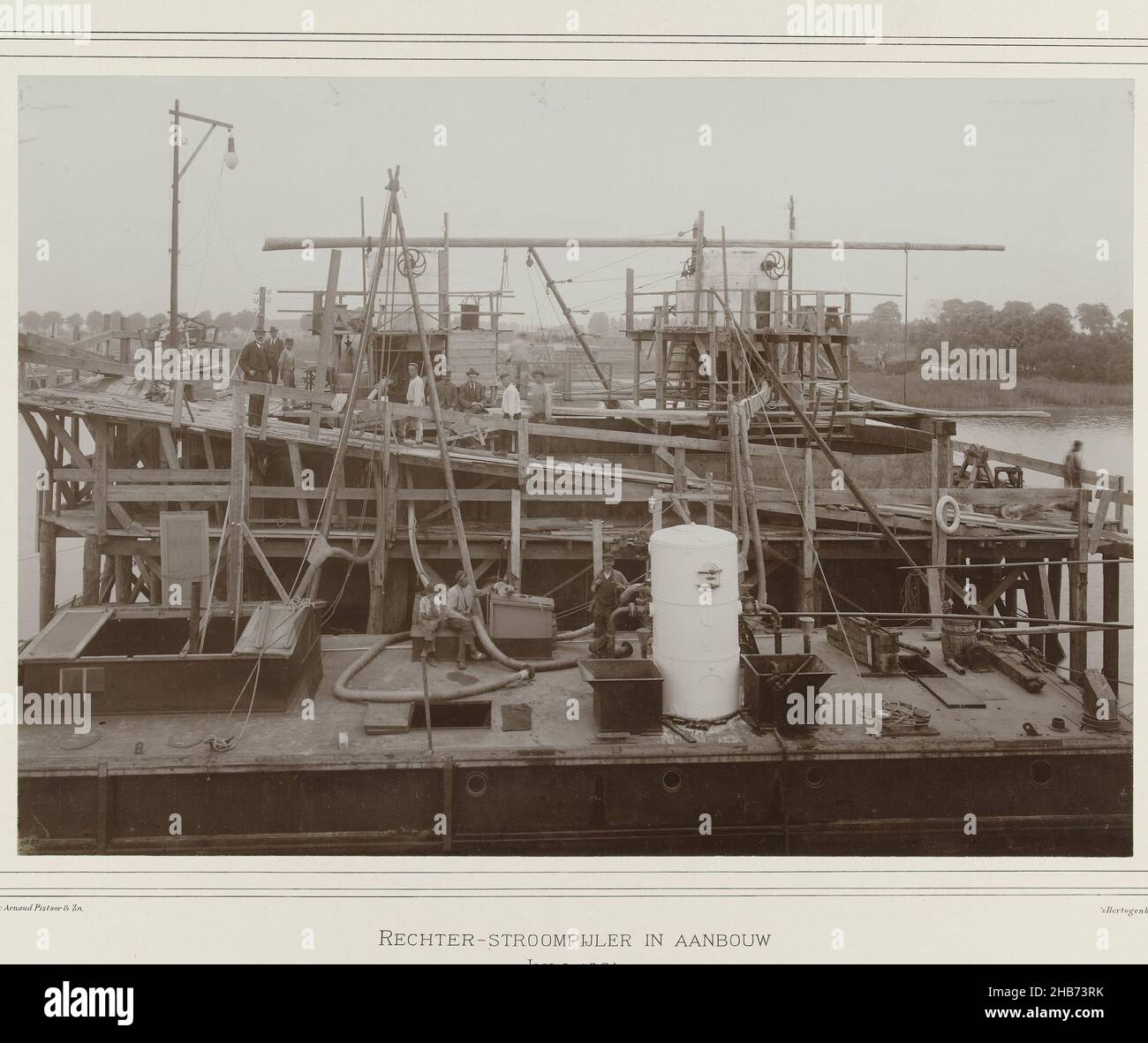 Right hand current pillar hi-res stock photography and images - Alamy