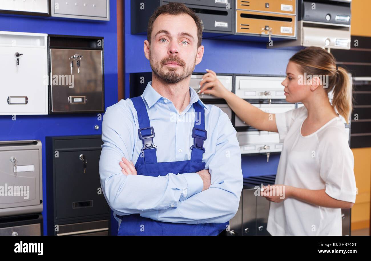 Salesman in mailbox store Stock Photo - Alamy