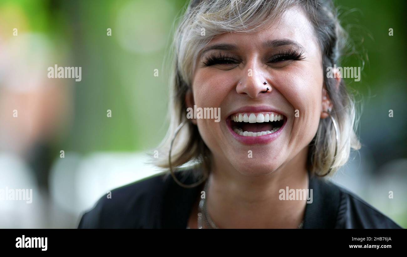 Woman real life laugh smile. 30s person spontaneous laughter. happy ...