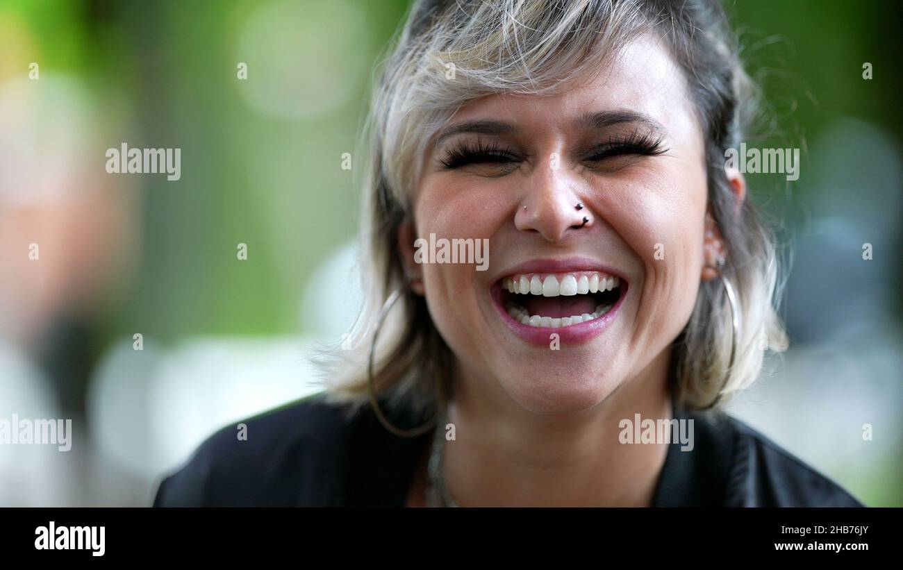 Woman real life laugh smile. 30s person spontaneous laughter. happy ...