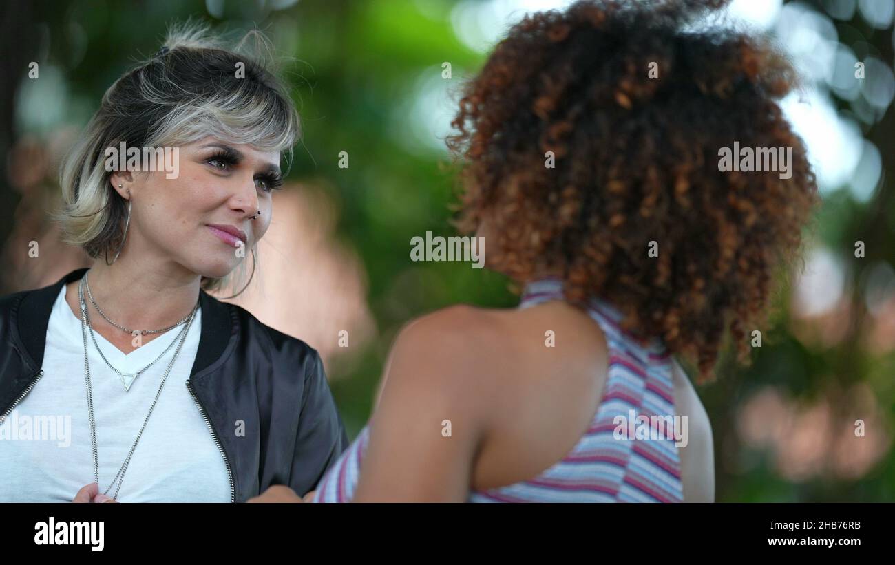 Friends talking face to face hi-res stock photography and images - Alamy