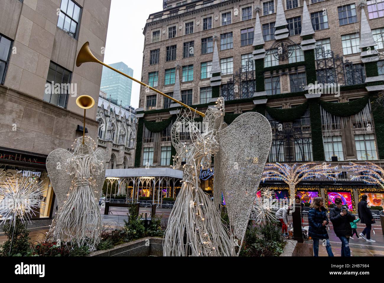 Angels hold up trumpets in the garden at Rockefeller Center. (Photo ...