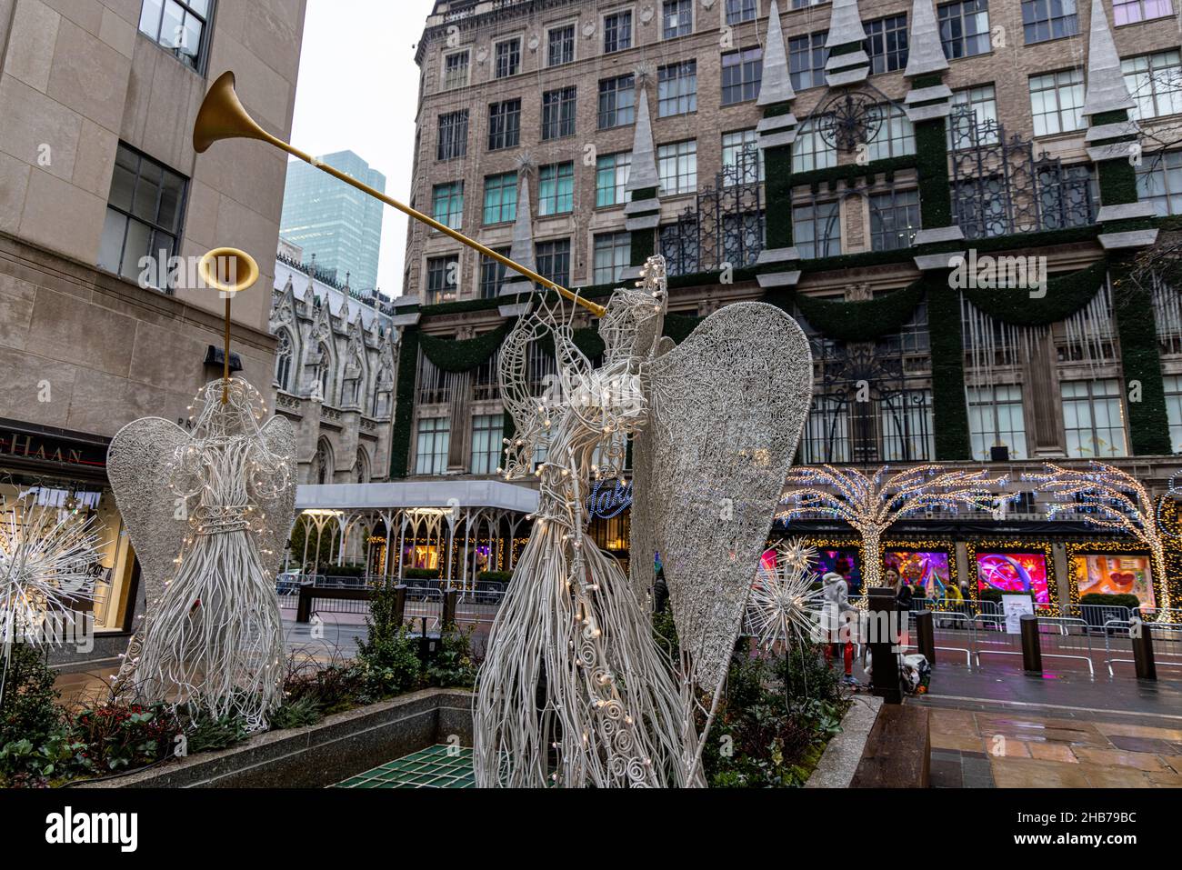 Angels hold up trumpets in the garden at Rockefeller Center. (Photo ...