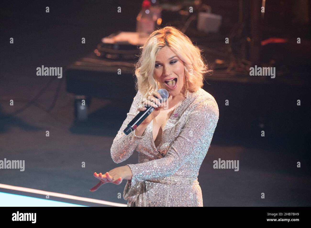 Duesseldorf, Deutschland. 03rd Dec, 2021. Joss STONE, singer, singing ...