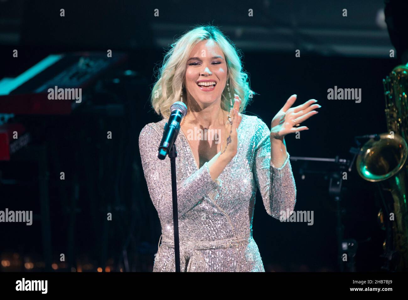 Duesseldorf, Deutschland. 04th Dec, 2021. Joss STONE, singer, singing ...