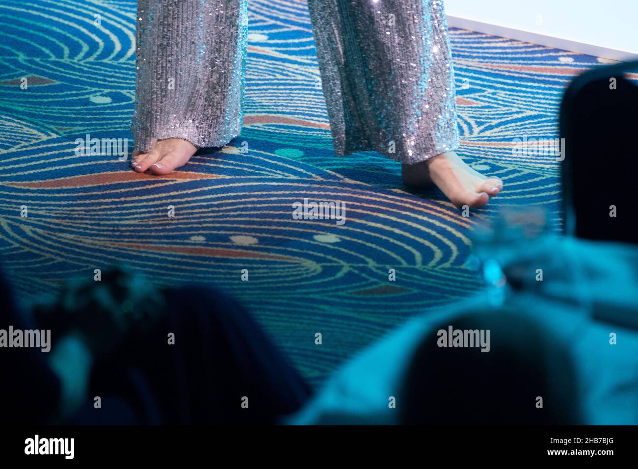 Duesseldorf, Deutschland. 03rd Dec, 2021. Joss STONE, singer, barefoot ...