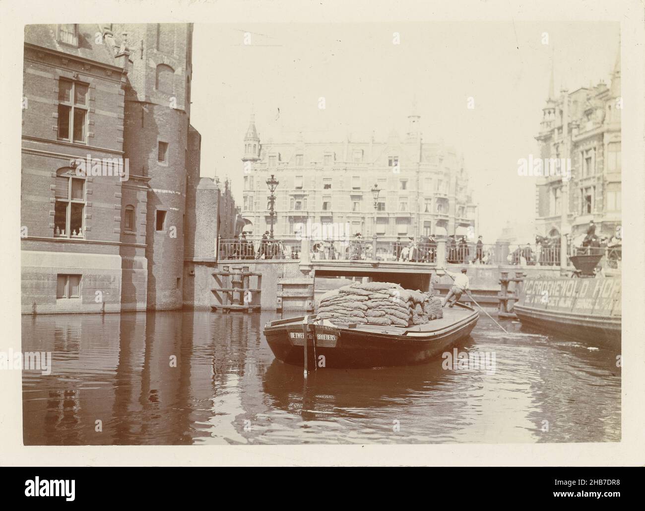 Loaded ship 'The two brothers' in the Singel at the foot of the ...