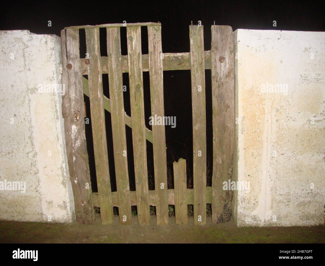 Broken garden gate hi-res stock photography and images - Alamy