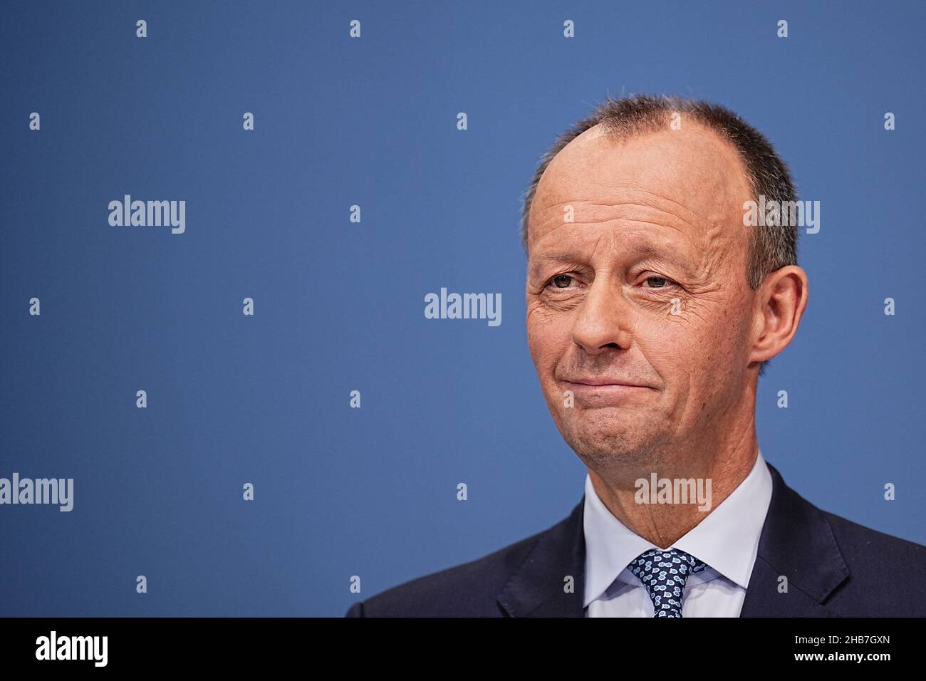 Berlin, Germany. 17th Dec, 2021. Friedrich Merz (CDU) stands after the ...