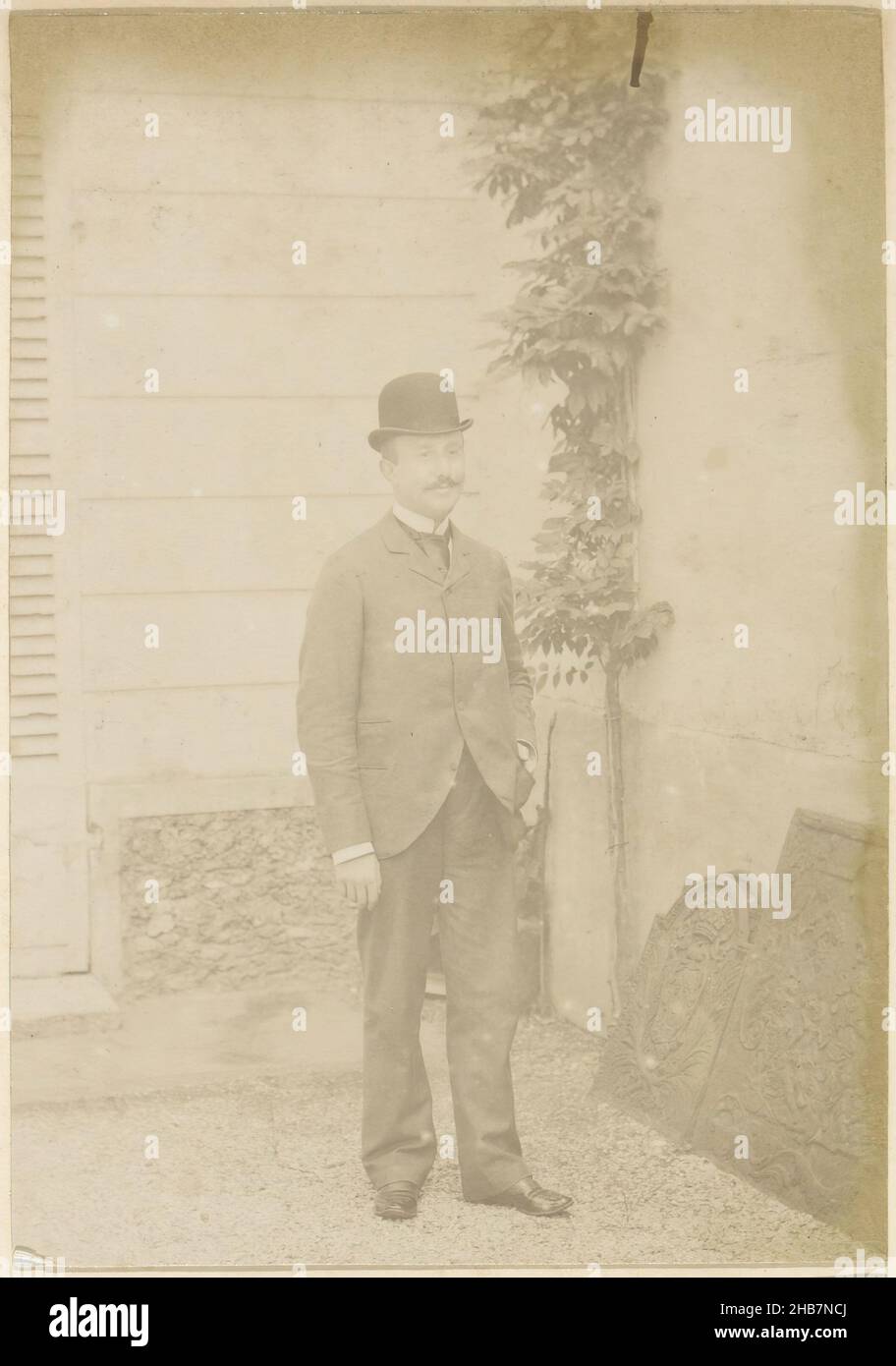 Man wearing bowler hat hi-res stock photography and images - Alamy