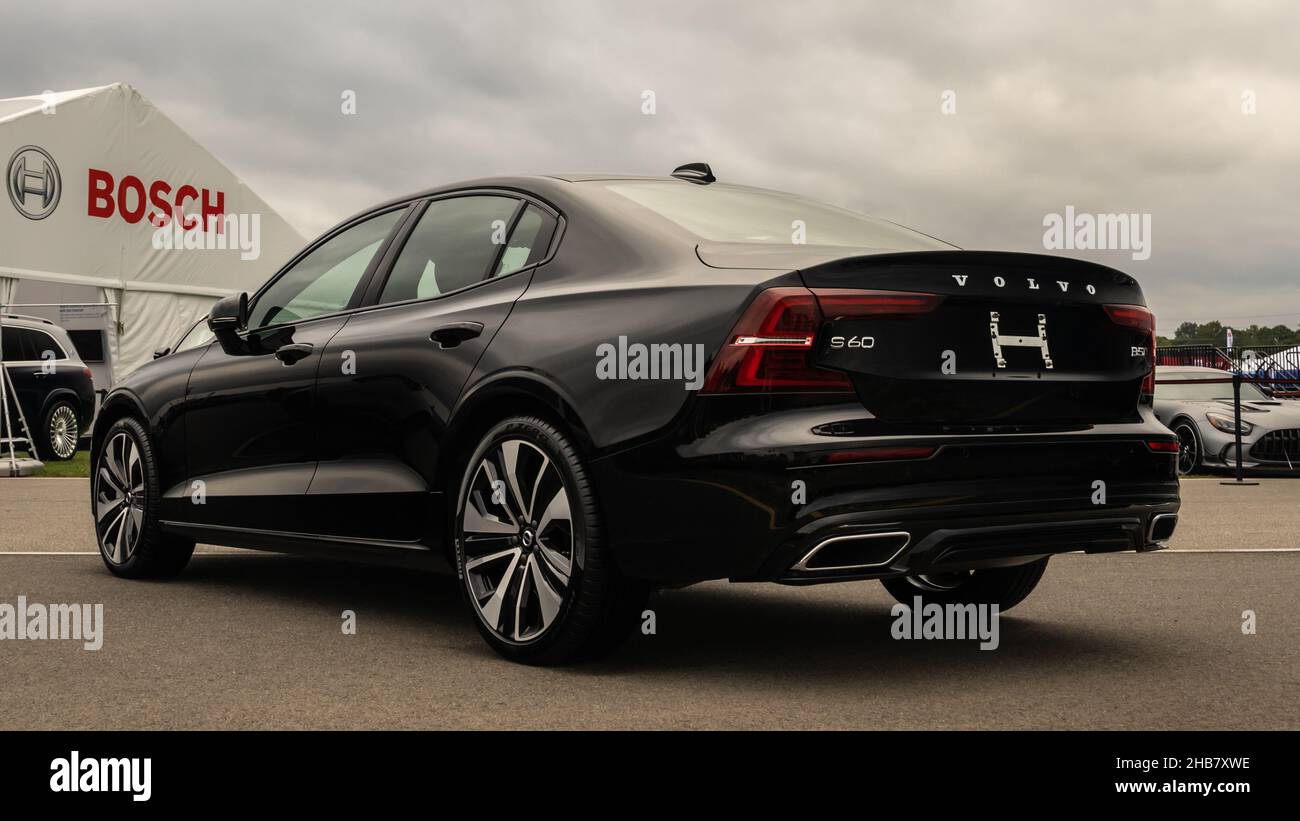 PONTIAC, MI/USA - SEPTEMBER 22, 2021: A 2021 Volvo XC60 B5 Momentum car ...