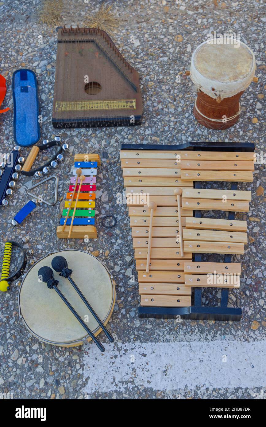 Second hand musical instruments hi-res stock photography and images - Alamy