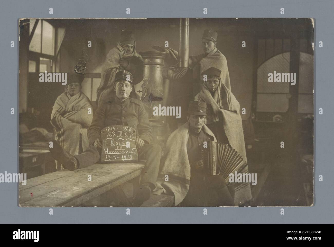 Six soldiers in uniform hi-res stock photography and images - Alamy