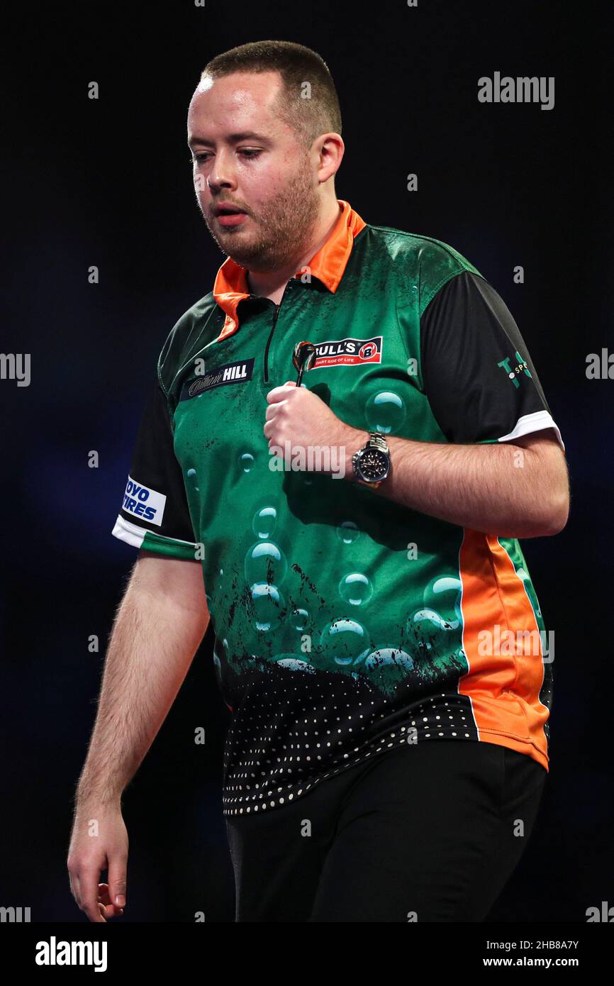 Steve Lennon celebrates after winning the opening set of his match ...