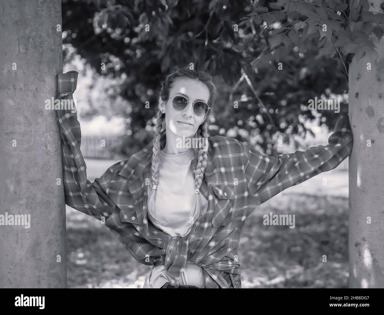 Girl between two columns hi-res stock photography and images - Alamy