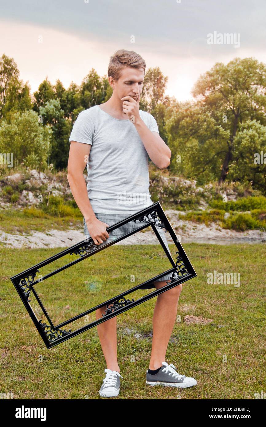 Guy with a picture hi-res stock photography and images - Alamy
