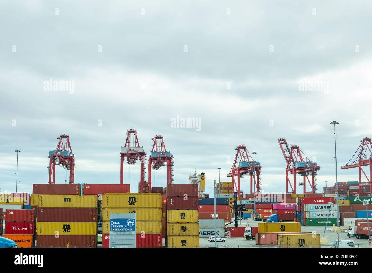 Los angeles port containers hi-res stock photography and images - Alamy