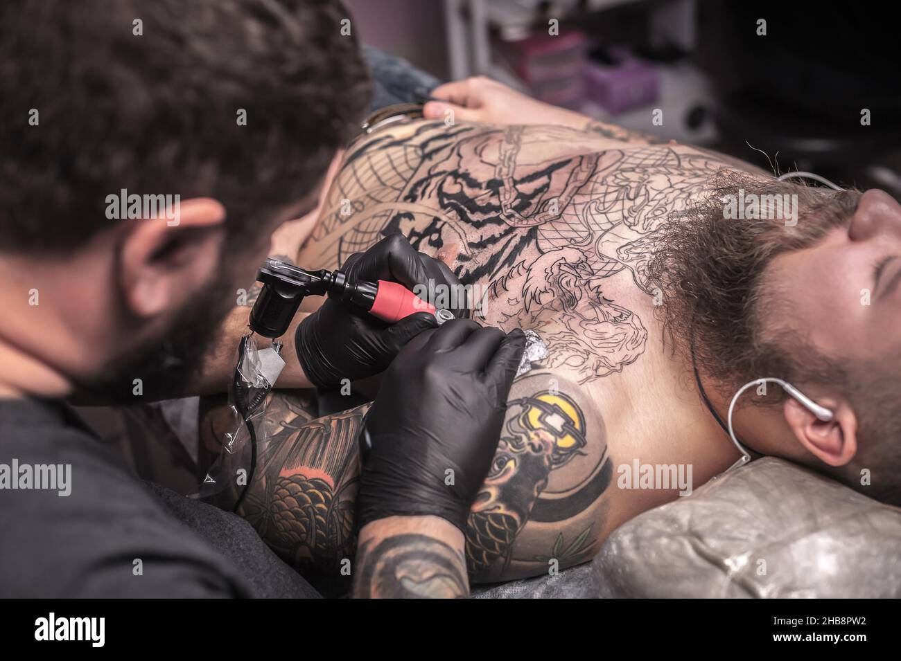 Tattooer showing process making tattoo hi-res stock photography and ...