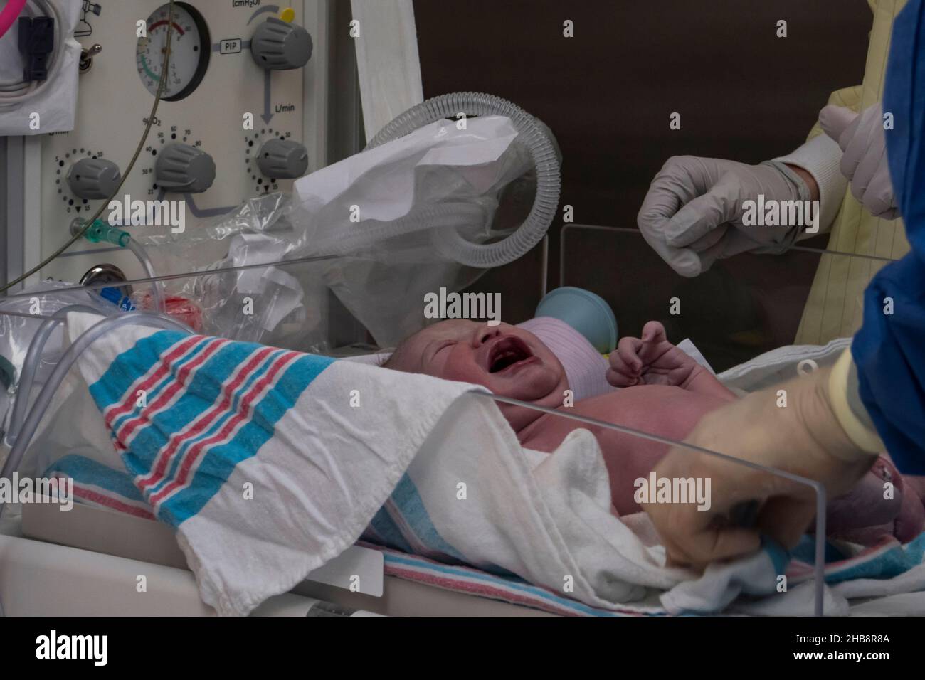 Doctors with crying newborn baby girl (0-1 months) in hospital Stock ...