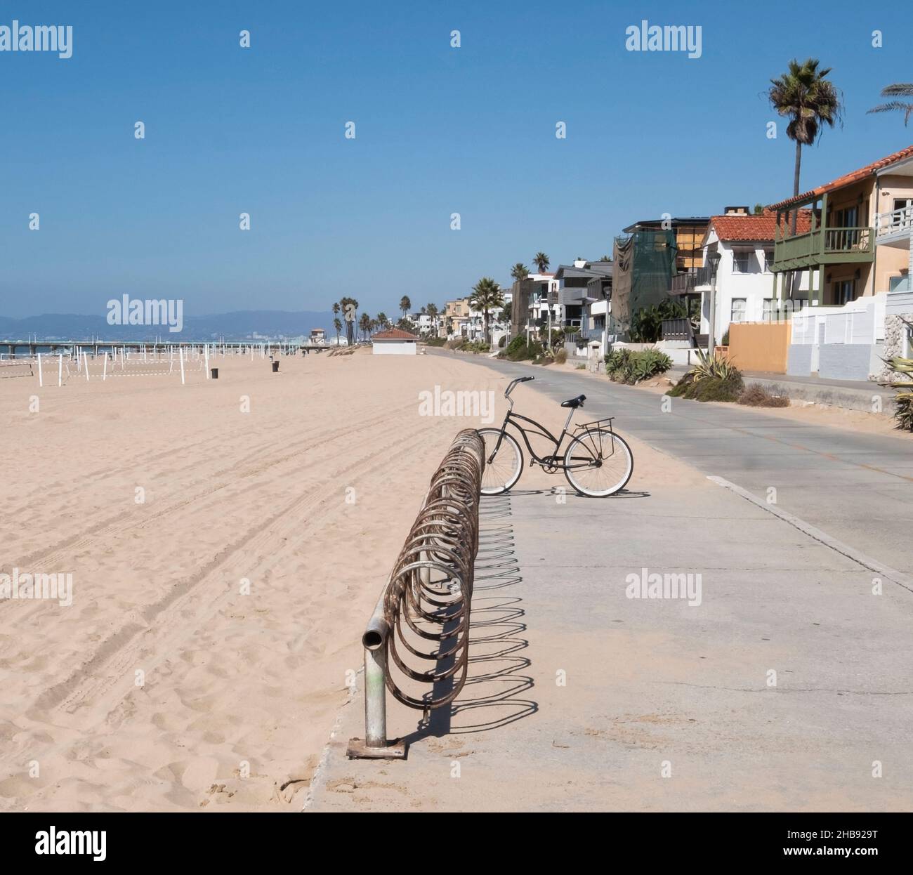 USA, California, Los Angeles, Manhattan Beach, Beach walkway with bike ...
