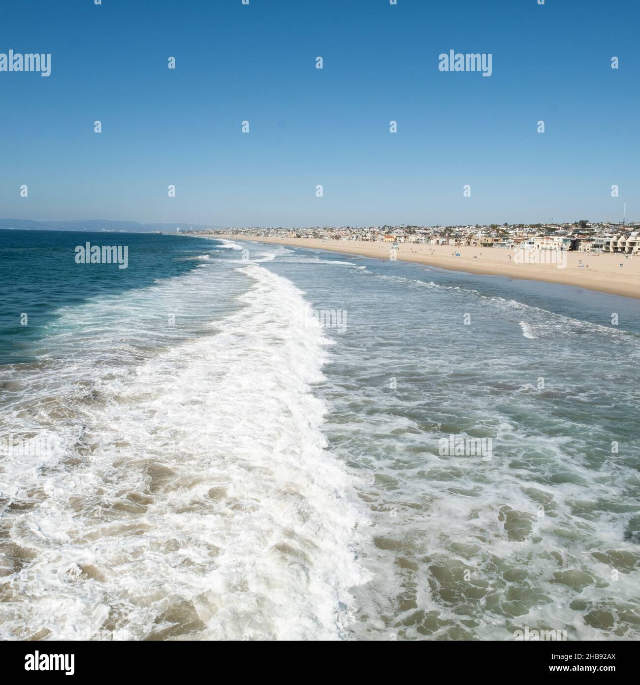 USA, California, Los Angeles, Manhattan Beach, Ocean waves with horizon ...