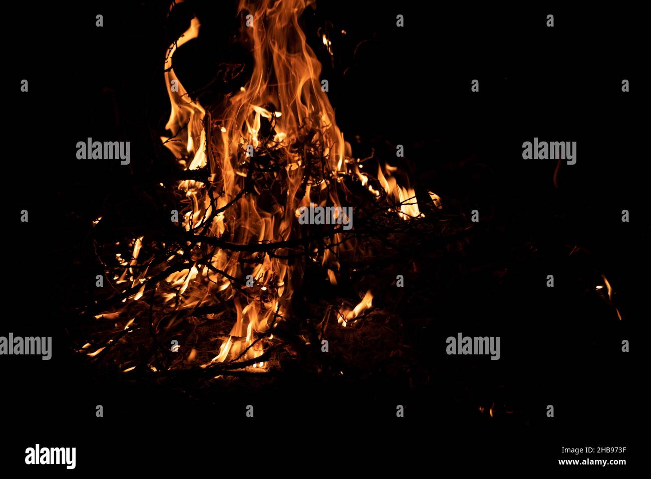 Fire burning night fine hi-res stock photography and images - Alamy