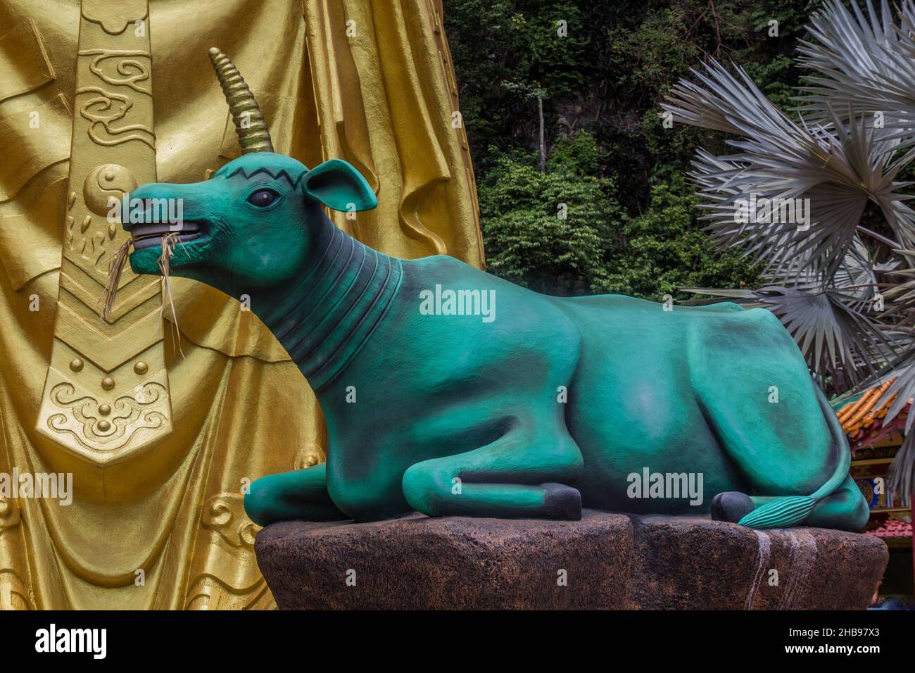 Cow sculpture at Ling Sen Tong Temple in Ipoh, Malaysia Stock Photo - Alamy