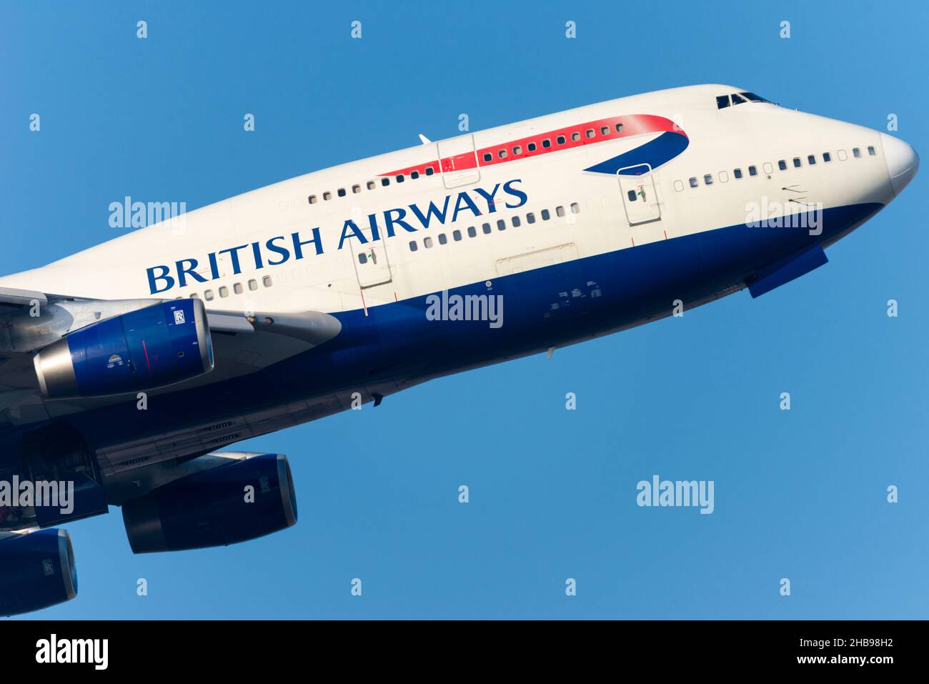 Side view british airways boeing hi-res stock photography and images ...