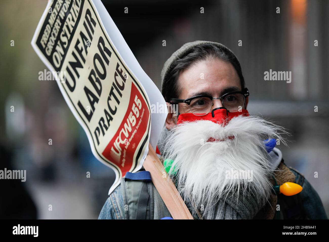 Portland, USA. 17th Dec, 2021. Members of United Food and Commercial ...