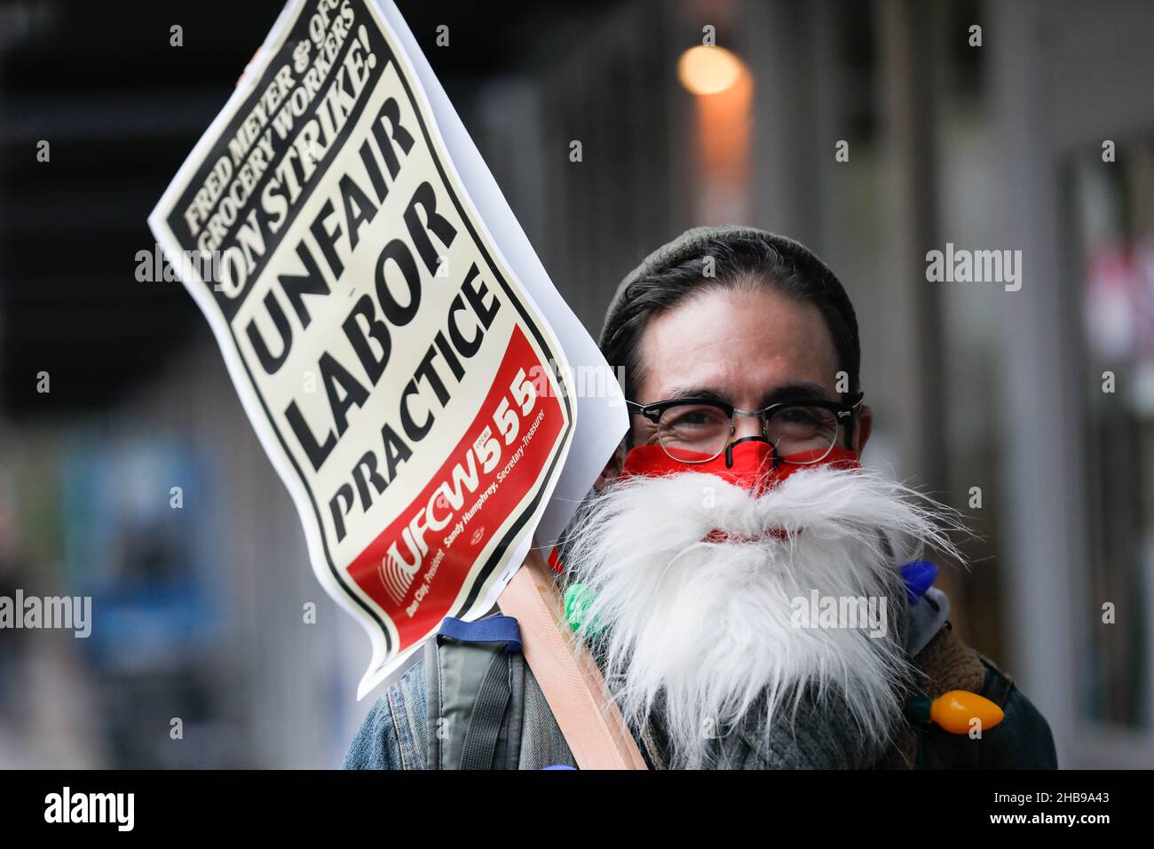 Portland, USA. 17th Dec, 2021. Members of United Food and Commercial ...