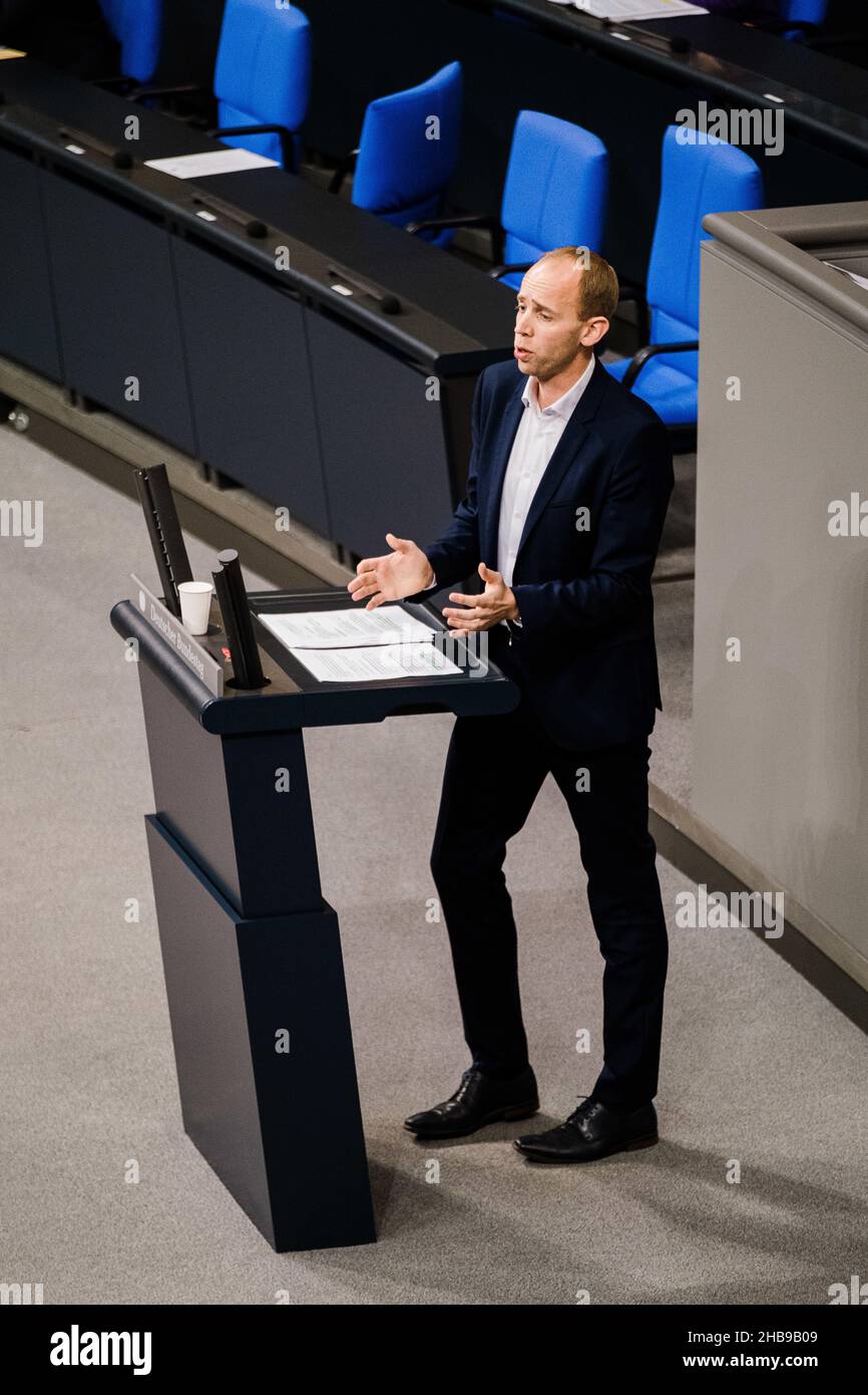 Berlin, Germany. 16th Dec, 2021. Members of the 20th Bundestag, the ...
