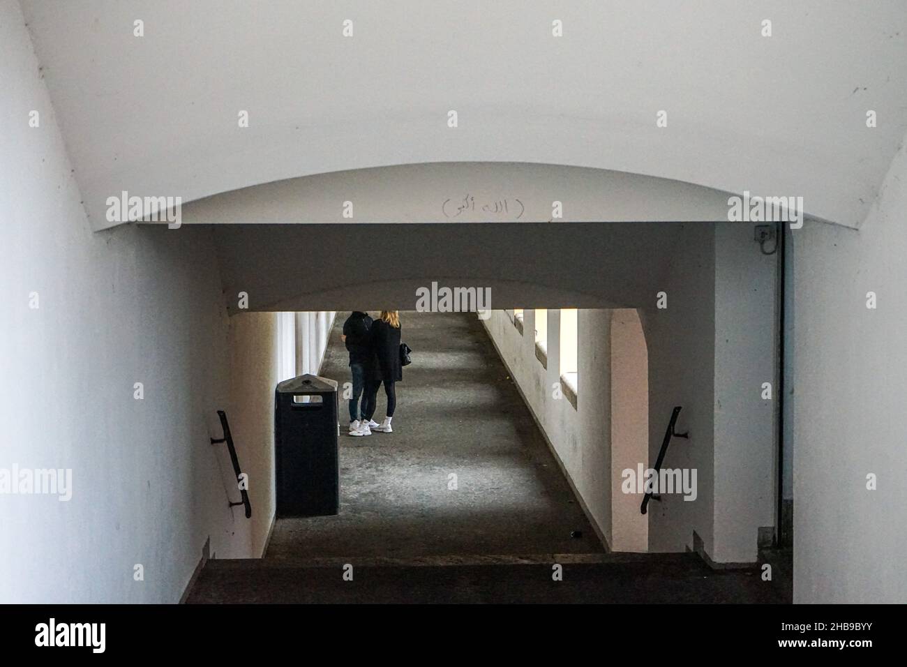 Boy and girl kiss hi-res stock photography and images - Alamy