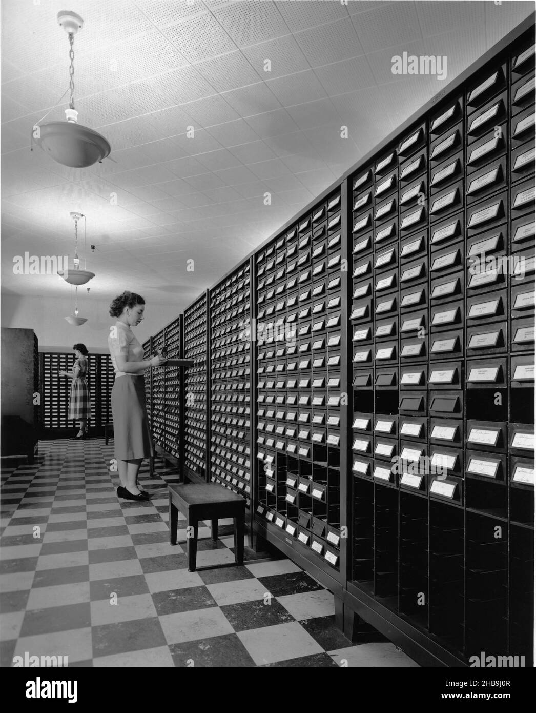Girls filing cards hi-res stock photography and images - Alamy