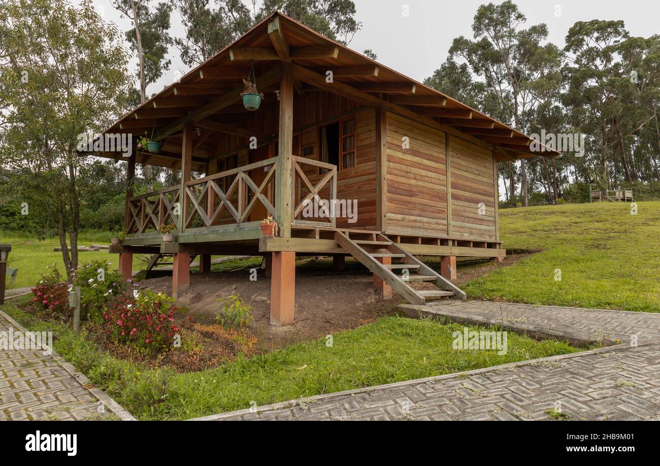 Cottage style log home facade hi-res stock photography and images - Alamy