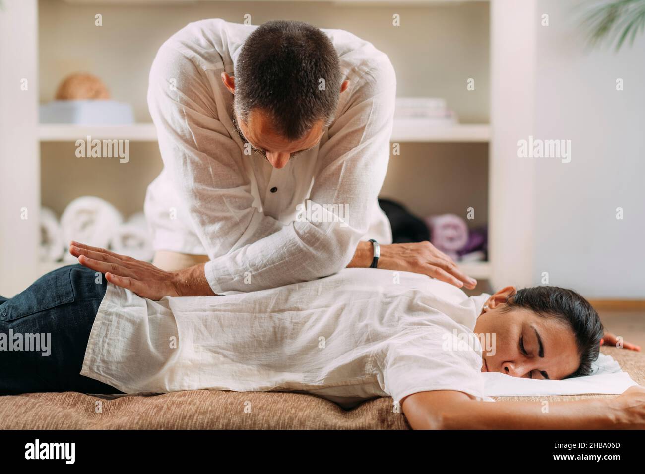 Therapist massaging womans back massage hi-res stock photography and images - Alamy