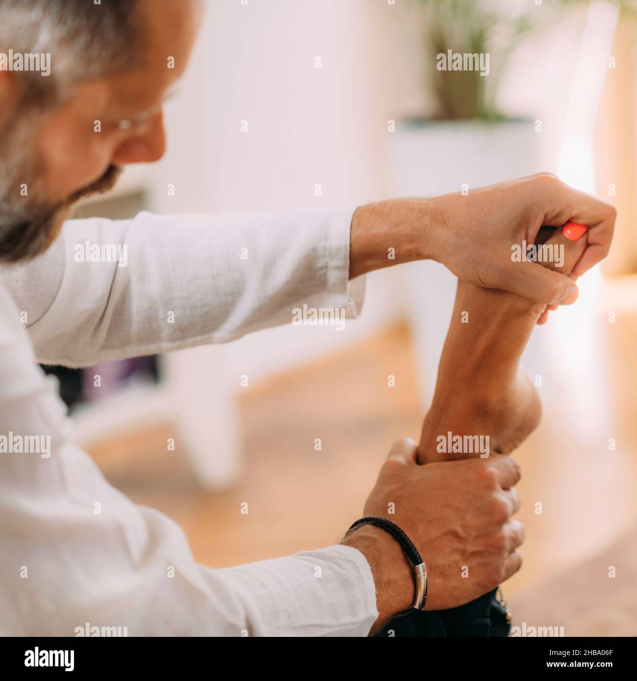 Shiatsu foot massage. Therapist massaging woman's foot Stock Photo - Alamy