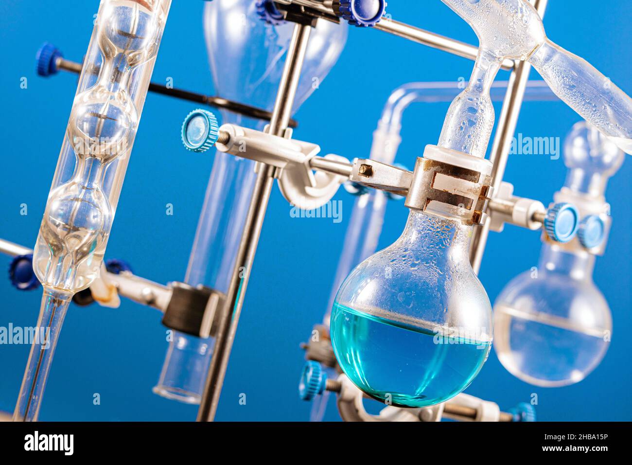 Distillation flask chemistry hi-res stock photography and images - Alamy