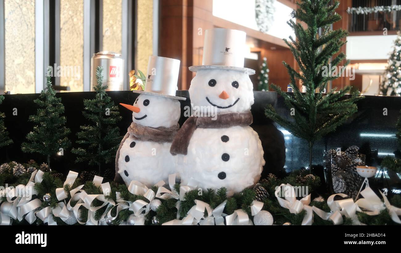 J W Marriott Hotel Lobby White Christmas Decorations Snowman Bangkok ...