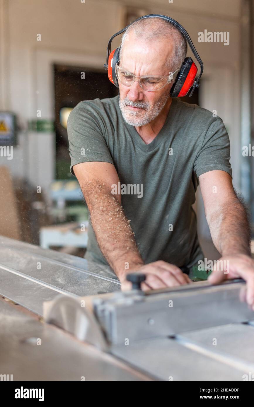 Sliding table cutting hi-res stock photography and images - Alamy