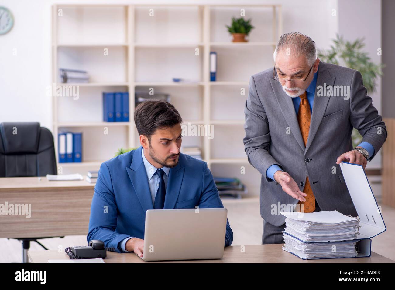 Two colleagues working at workplace Stock Photo - Alamy