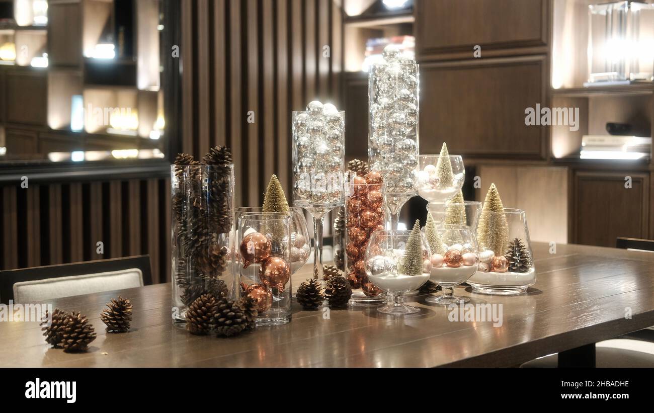 J w marriott hotel lobby christmas decorations hi-res stock photography ...