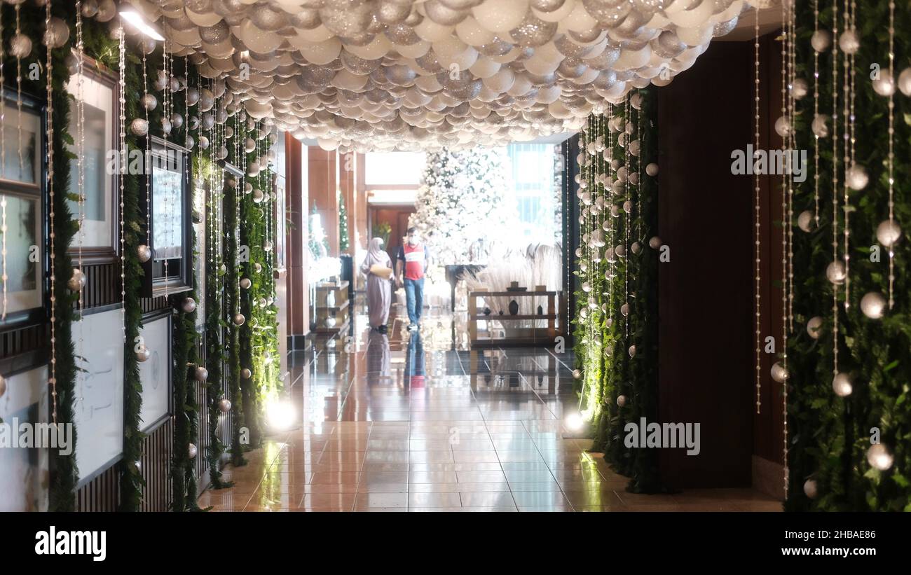 J w marriott hotel lobby christmas decorations hi-res stock photography ...