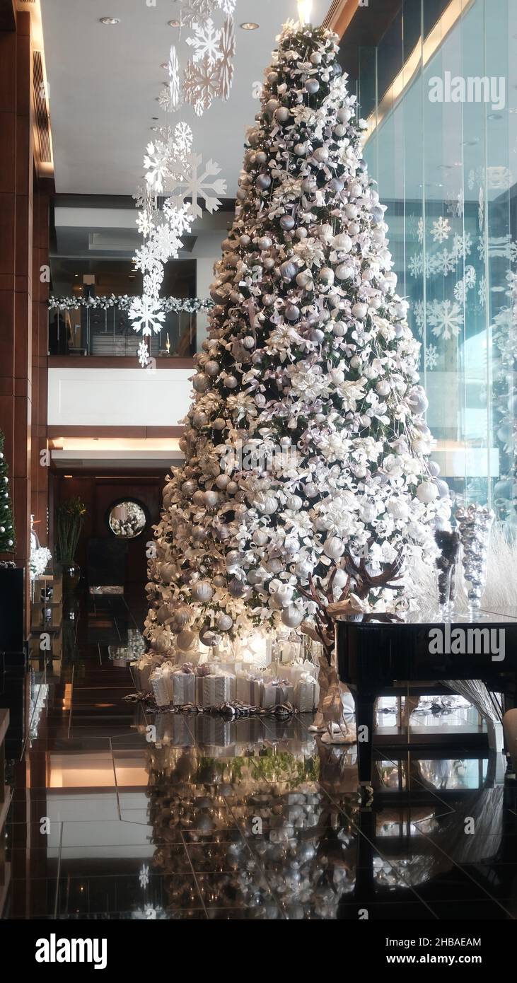 J w marriott hotel lobby christmas decorations hi-res stock photography ...