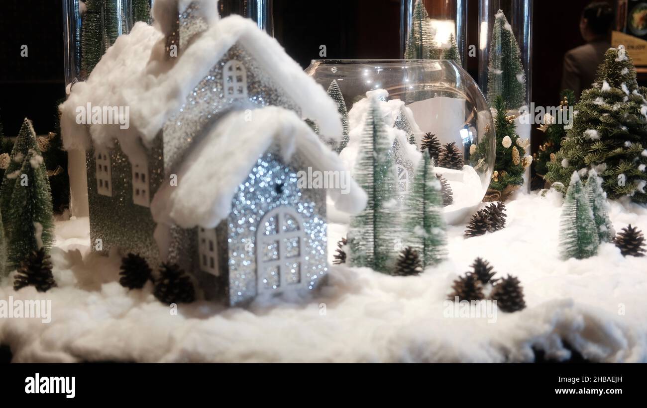 J w marriott hotel lobby christmas decorations hi-res stock photography ...