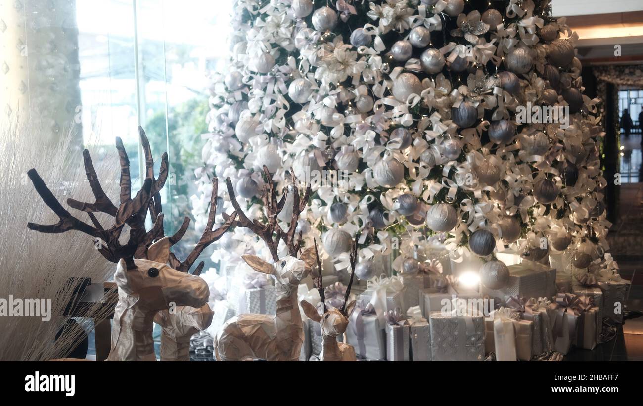 J w marriott hotel lobby christmas decorations hi-res stock photography ...