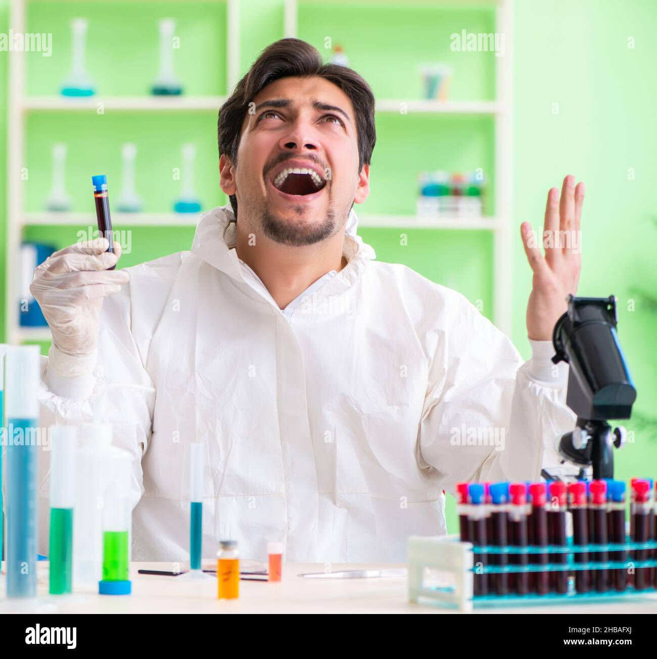 The chemist working in the lab on new experiment Stock Photo - Alamy