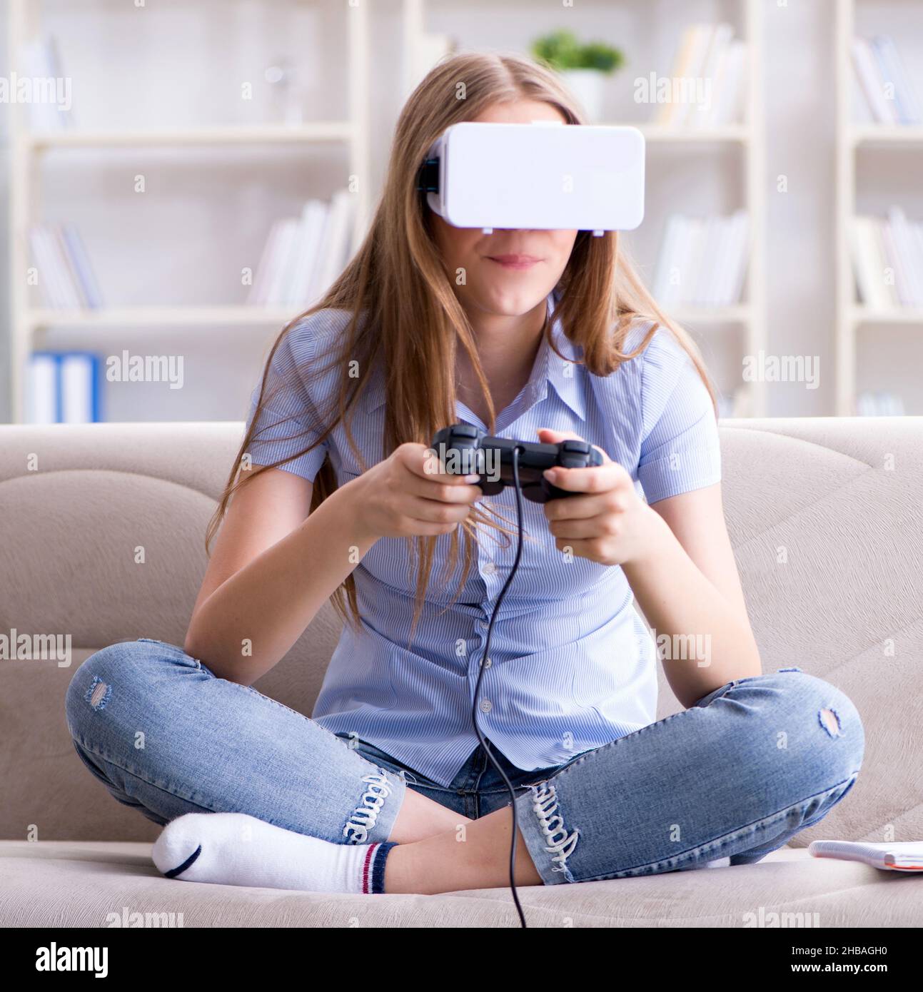The young girl playing virtual reality games Stock Photo - Alamy