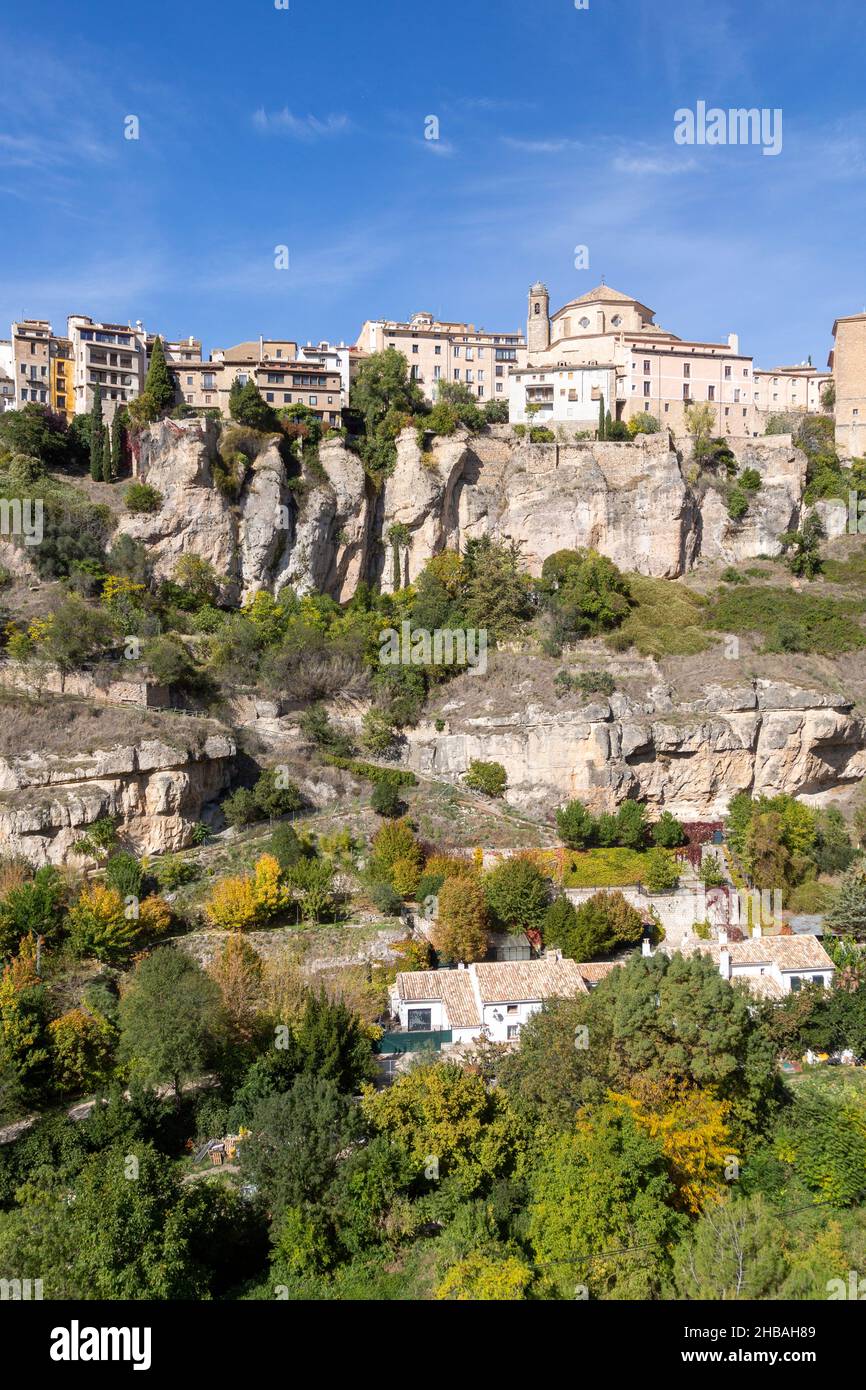 Historic buildings on cliff of river gorge, Rio Huecar, Cuenca ...